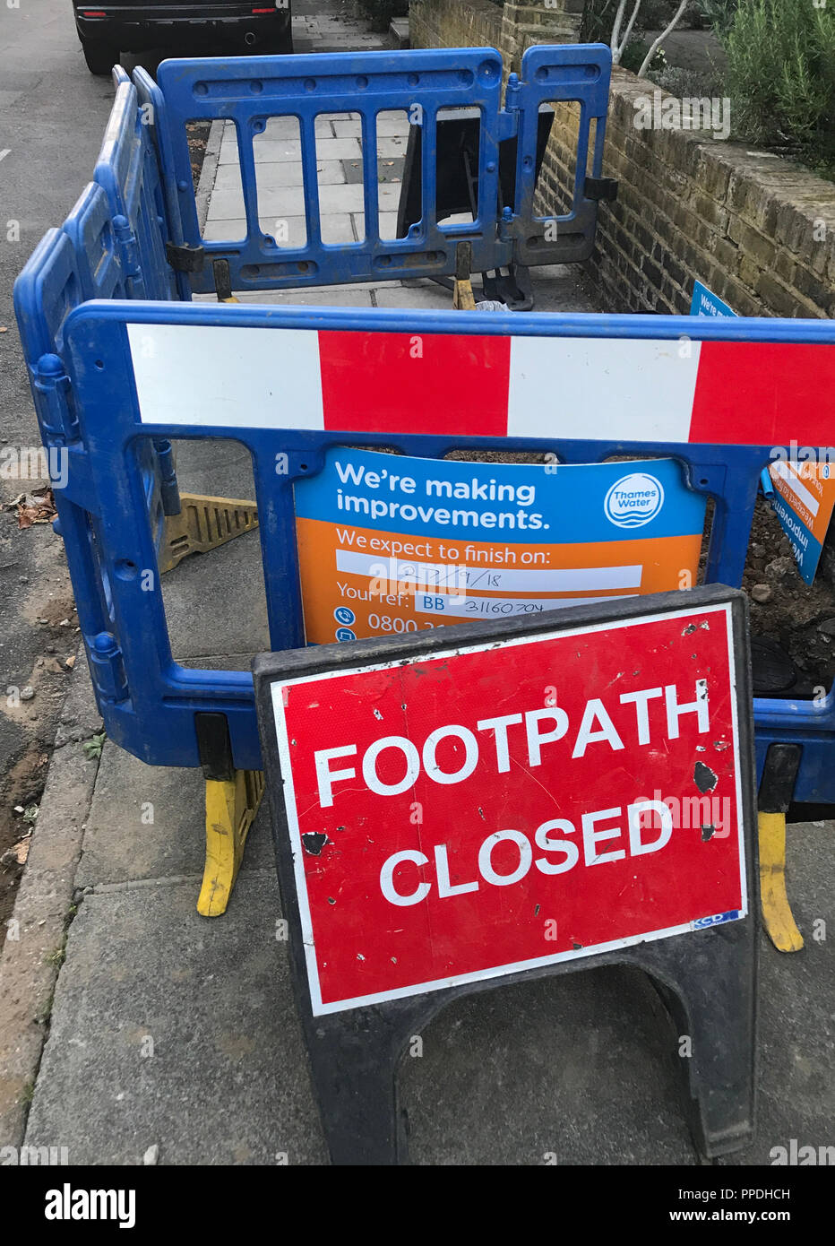 Thames Water streetworks in Kew, west London Stock Photo - Alamy