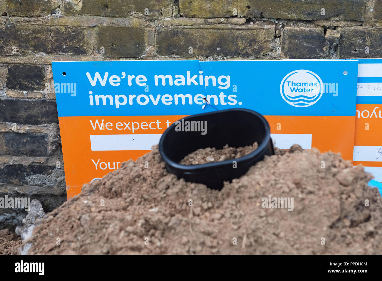 Thames Water streetworks in Kew, west London Stock Photo - Alamy