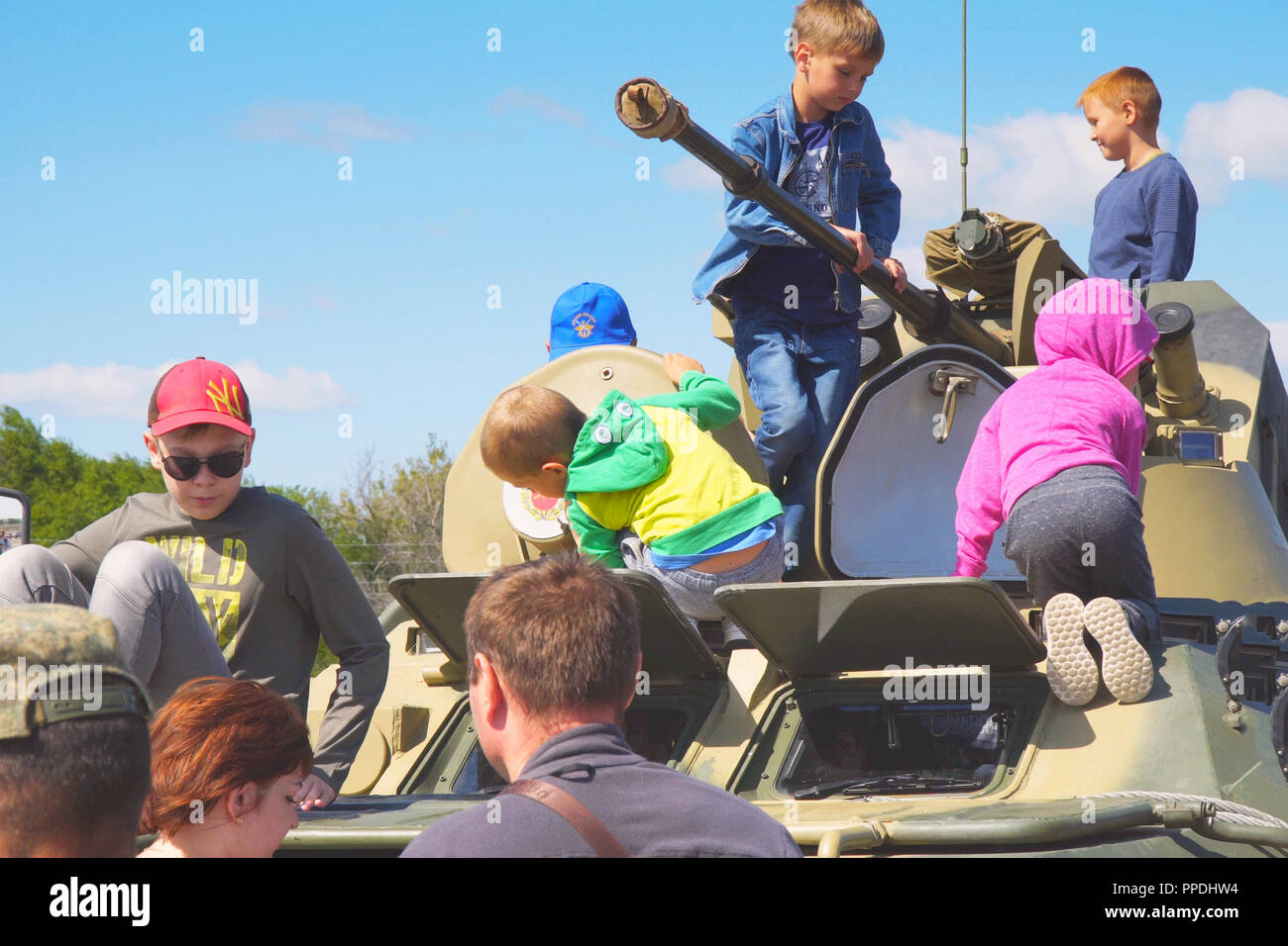 Children playing on army tank hi-res stock photography and images - Alamy