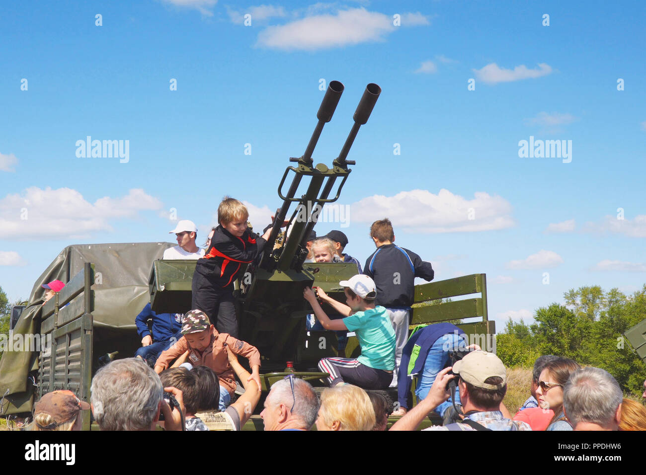 Children playing on army tank hi-res stock photography and images - Alamy