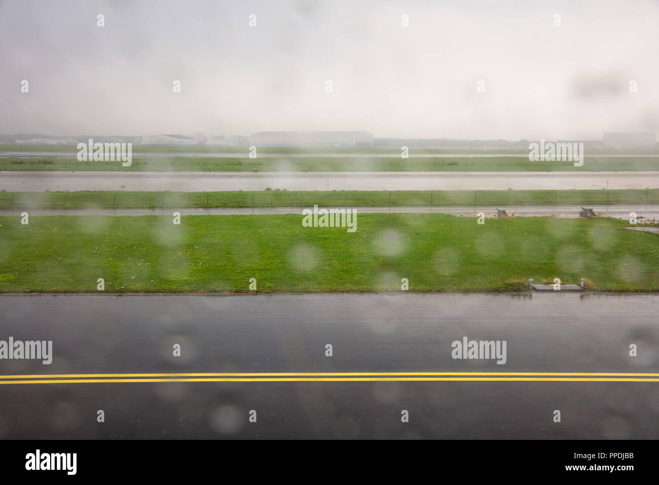 Airplane window runway hi-res stock photography and images - Alamy