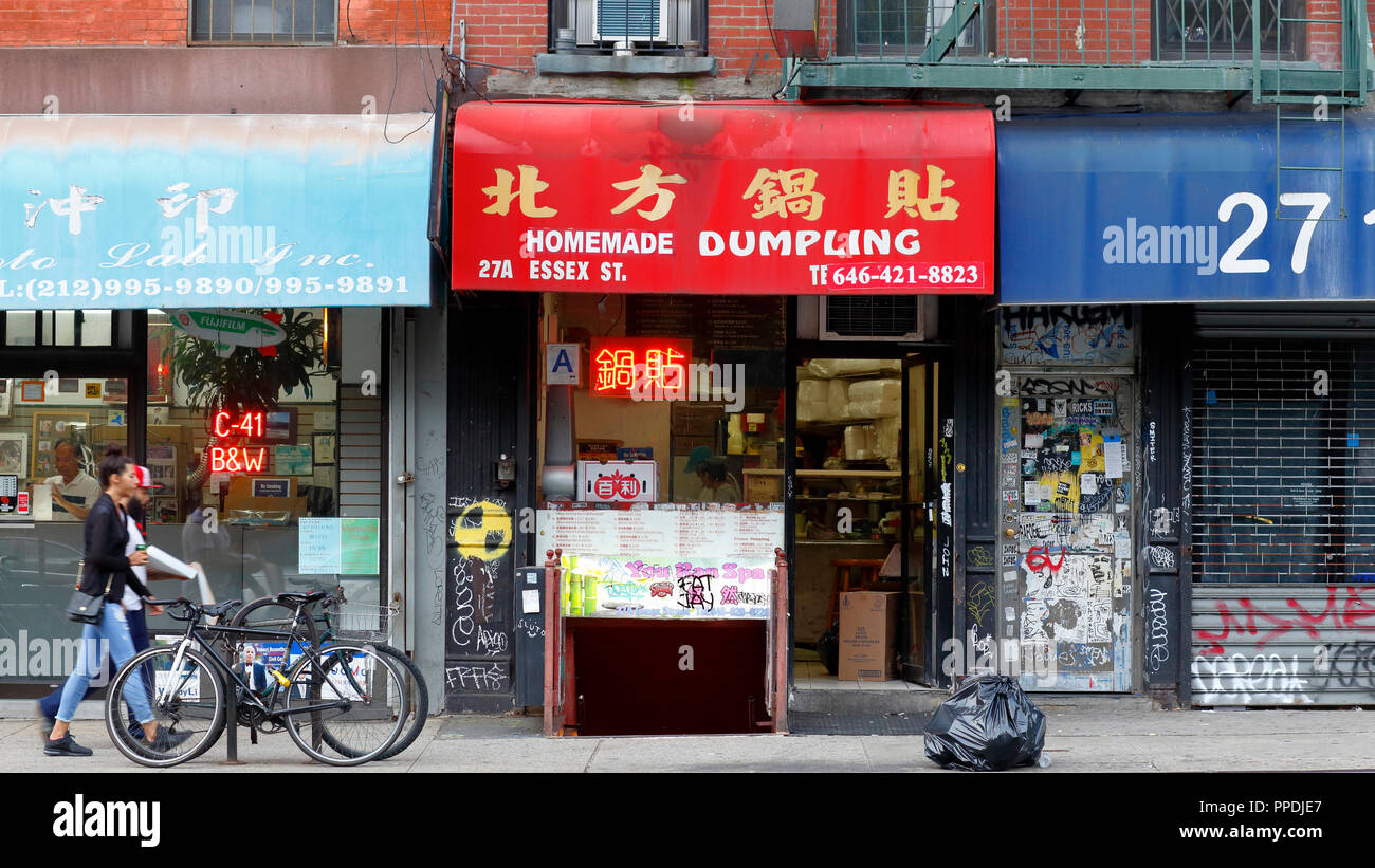 A chinese restaurant among storefronts in the Lower East Side of ...