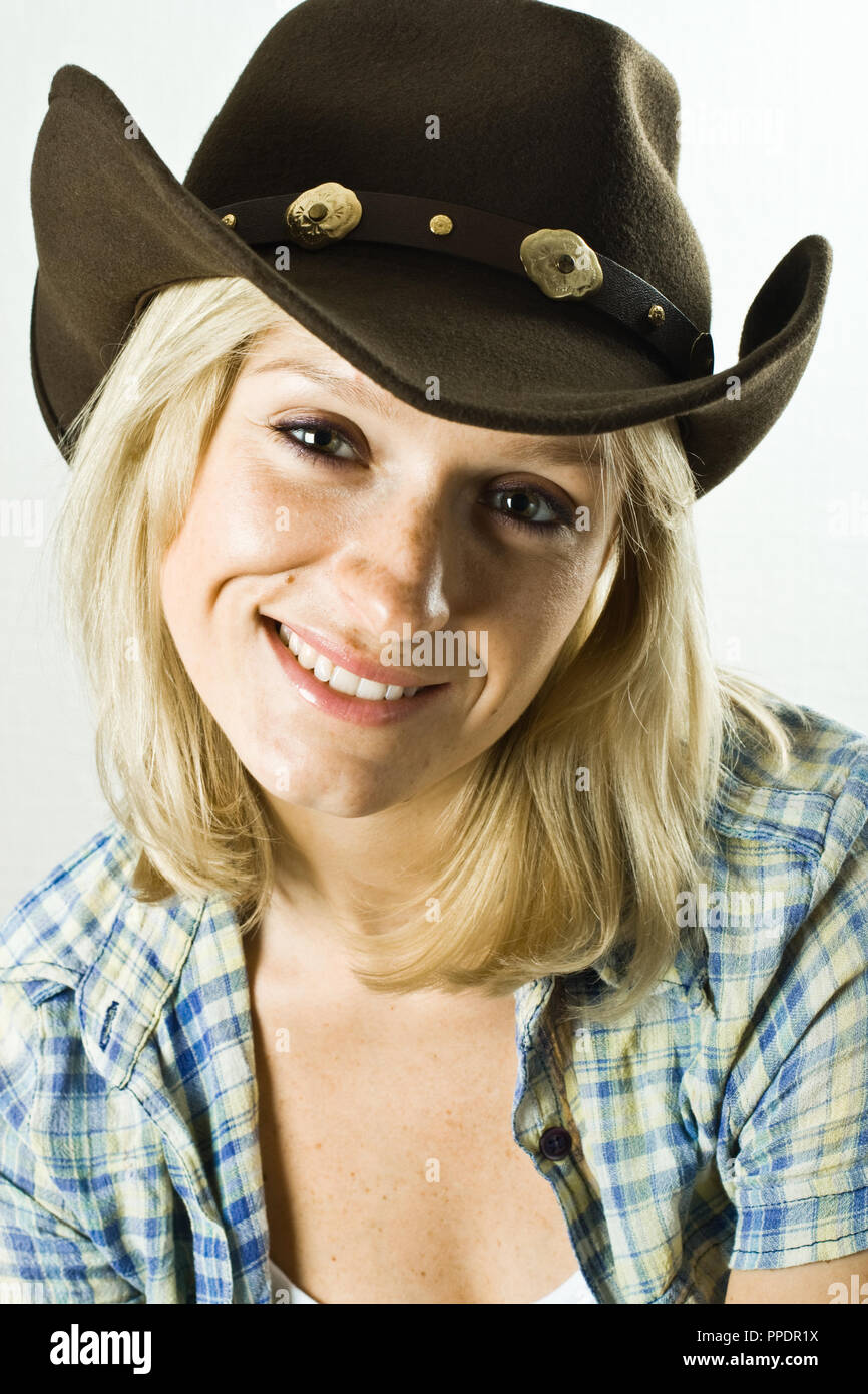 Pretty western woman in cowboy shirt and hat Stock Photo - Alamy