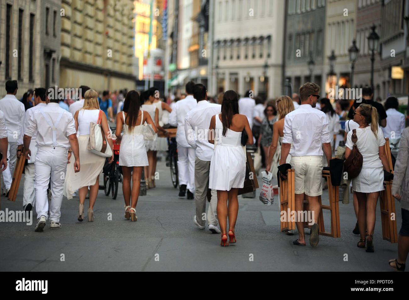 Diner en blanc hi-res stock photography and images - Alamy