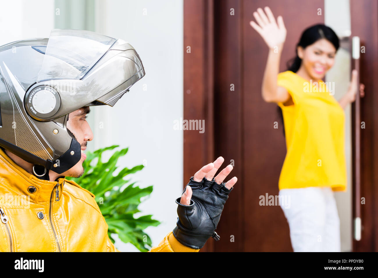 Man waving goodbye hi-res stock photography and images - Alamy