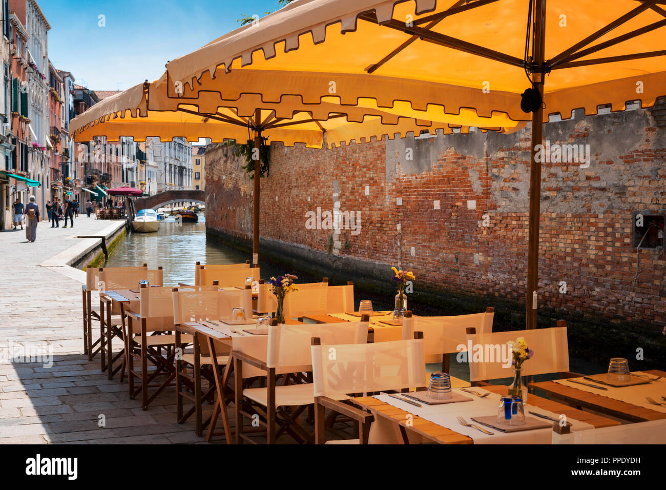Alfresco dining in the Jewish ghetto of Venice Stock Photo - Alamy
