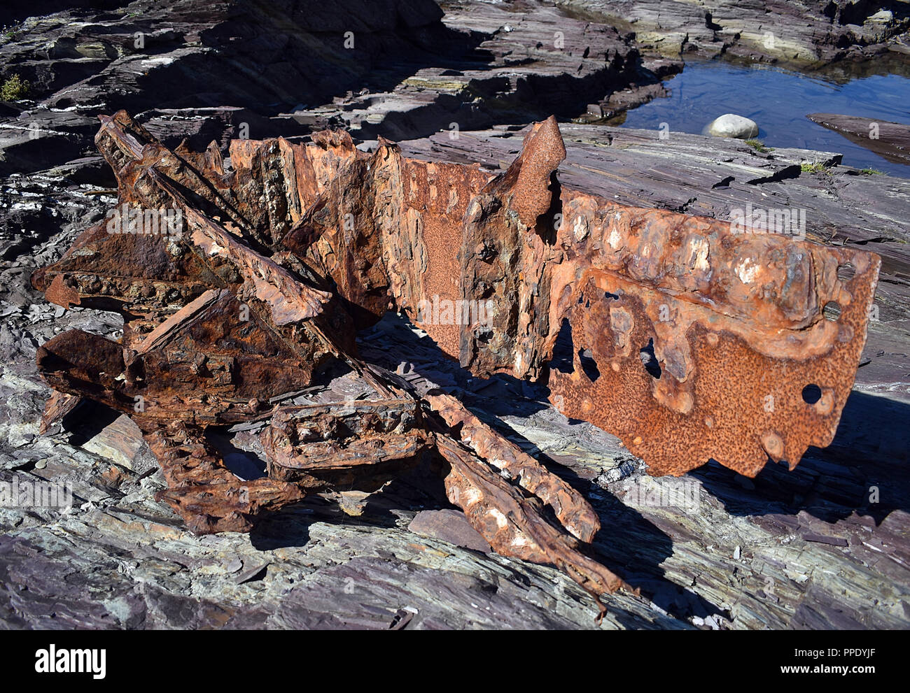 Cornwall shipwreck rocks hi-res stock photography and images - Alamy