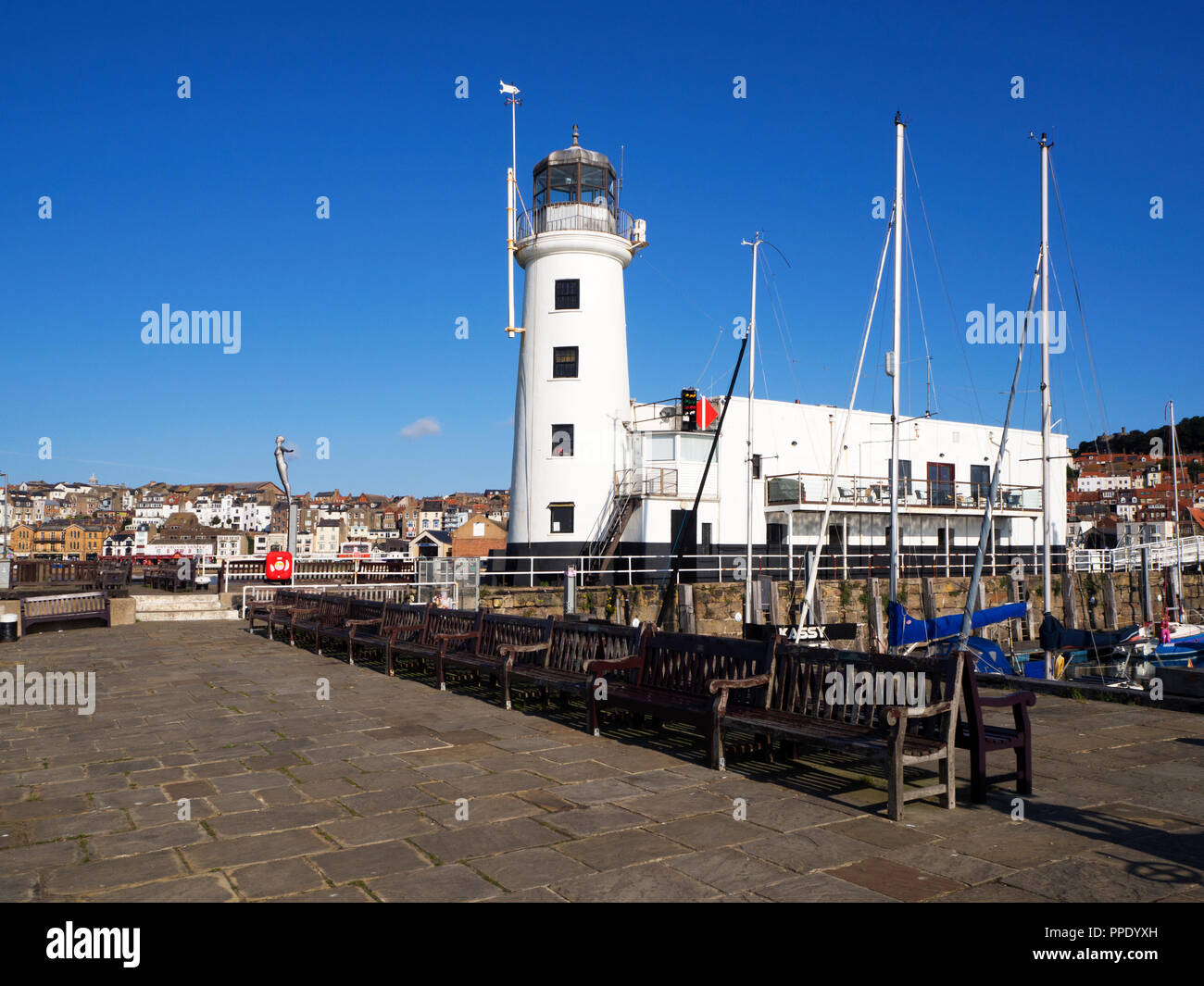 Lighthouse at the harbour in Scarborough North Yorkshire England Stock ...
