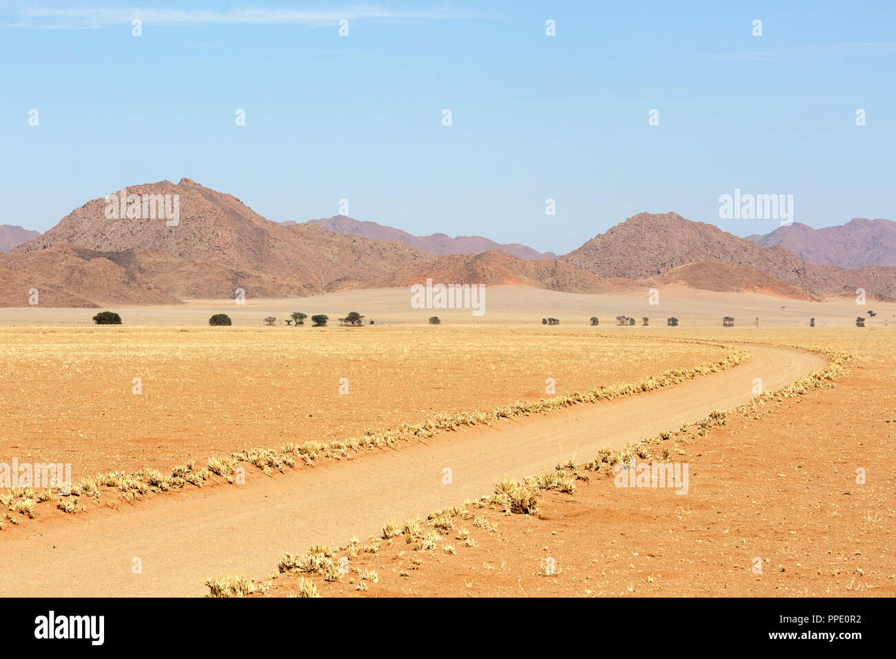Vast desert sand dunes empty dry hi-res stock photography and images ...