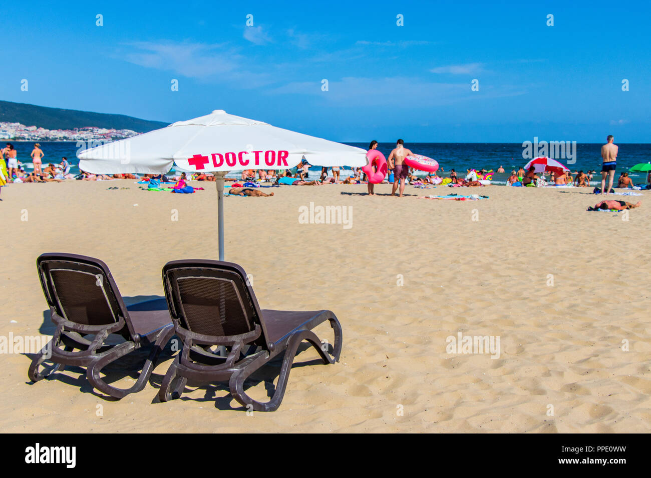 Doctor on beach hi-res stock photography and images - Alamy