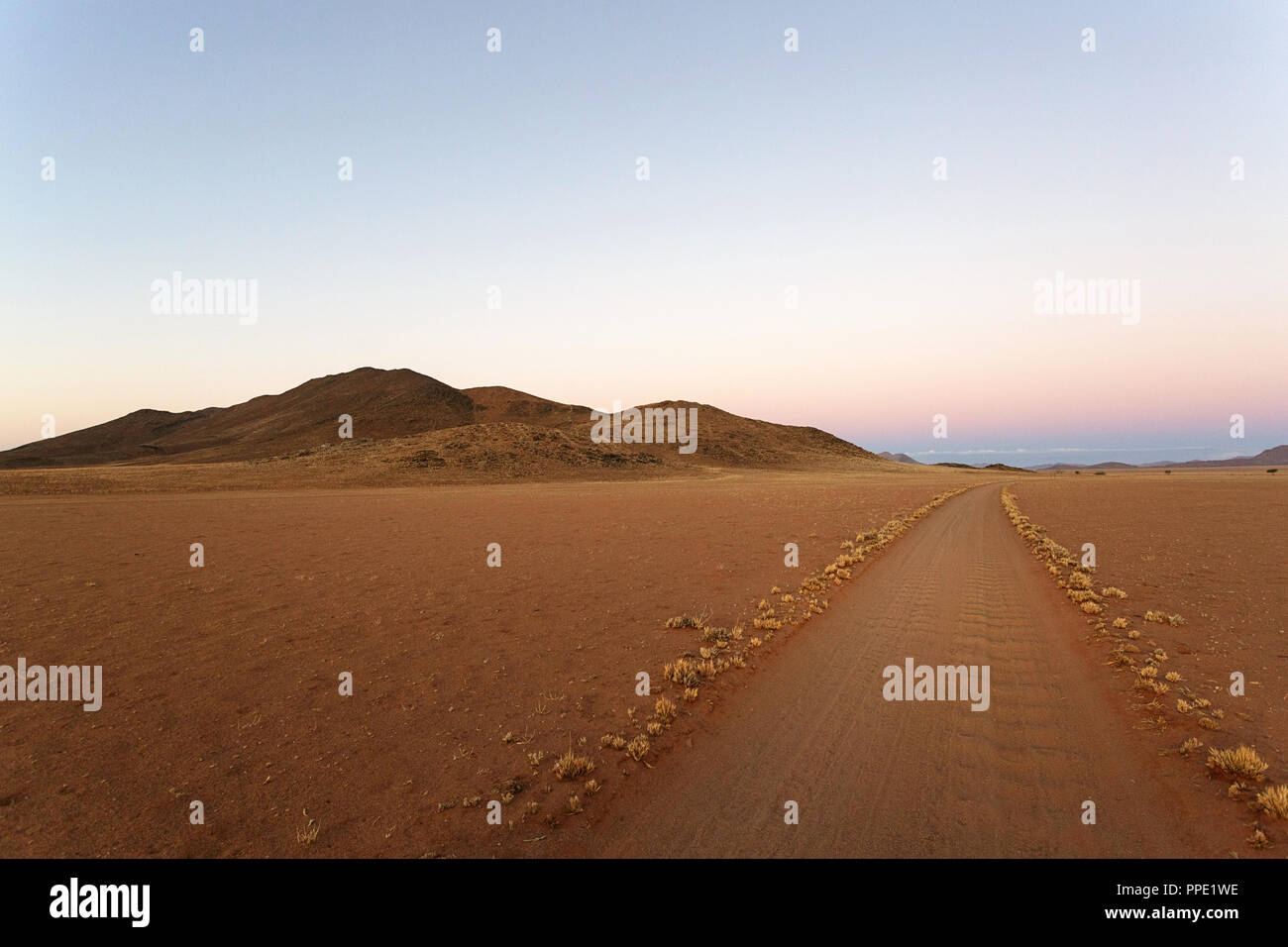 Vast desert sand dunes empty dry hi-res stock photography and images ...