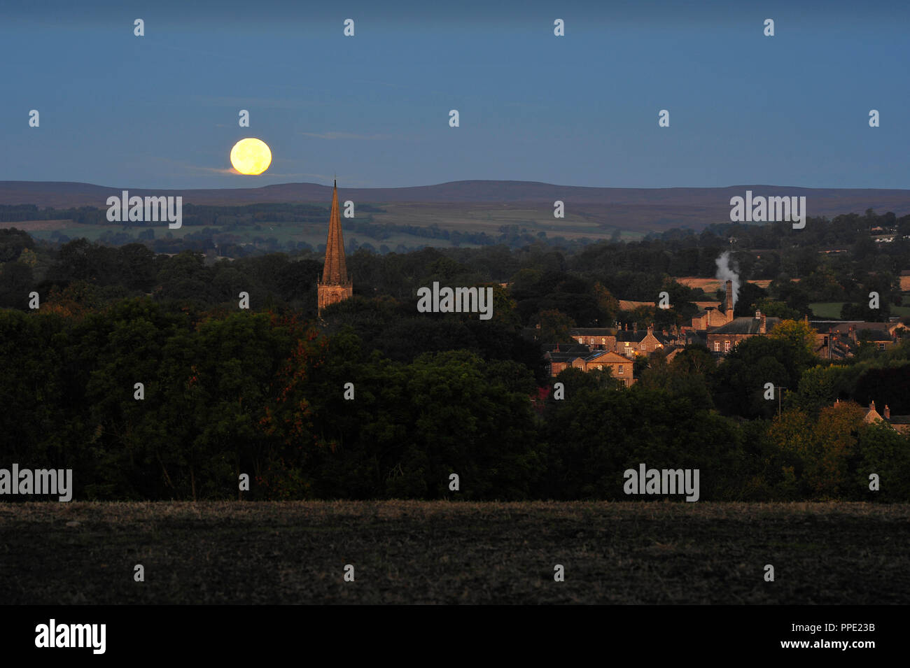 Full moon over england hi-res stock photography and images - Alamy