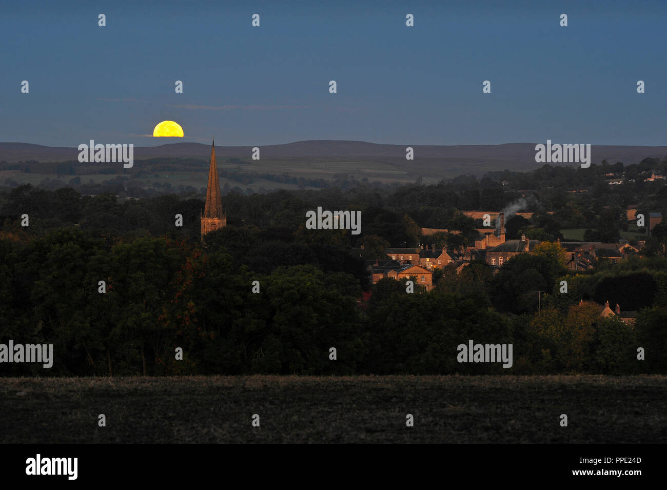 Full moon england hi-res stock photography and images - Alamy