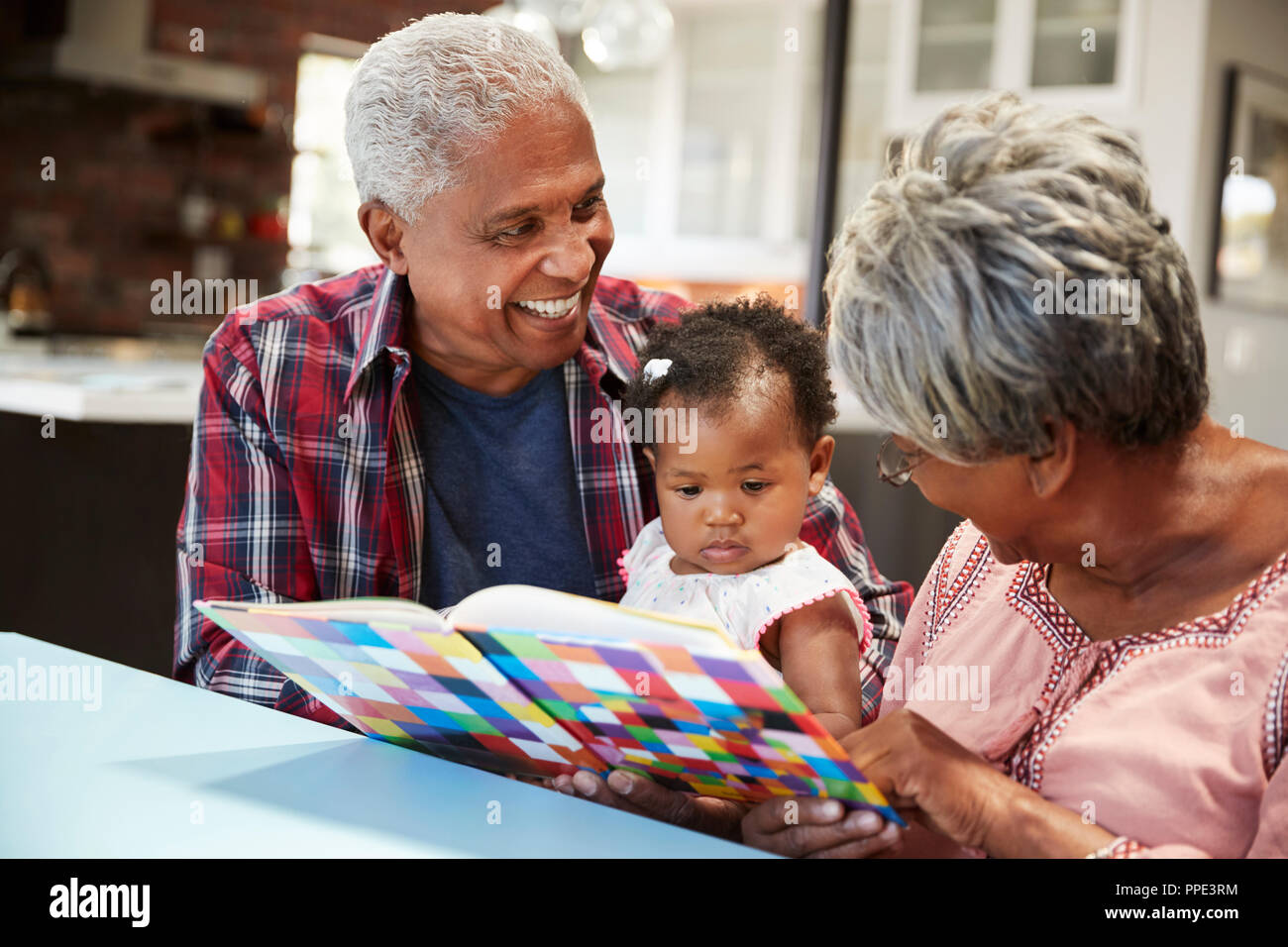Grandparents reading children hi-res stock photography and images - Alamy