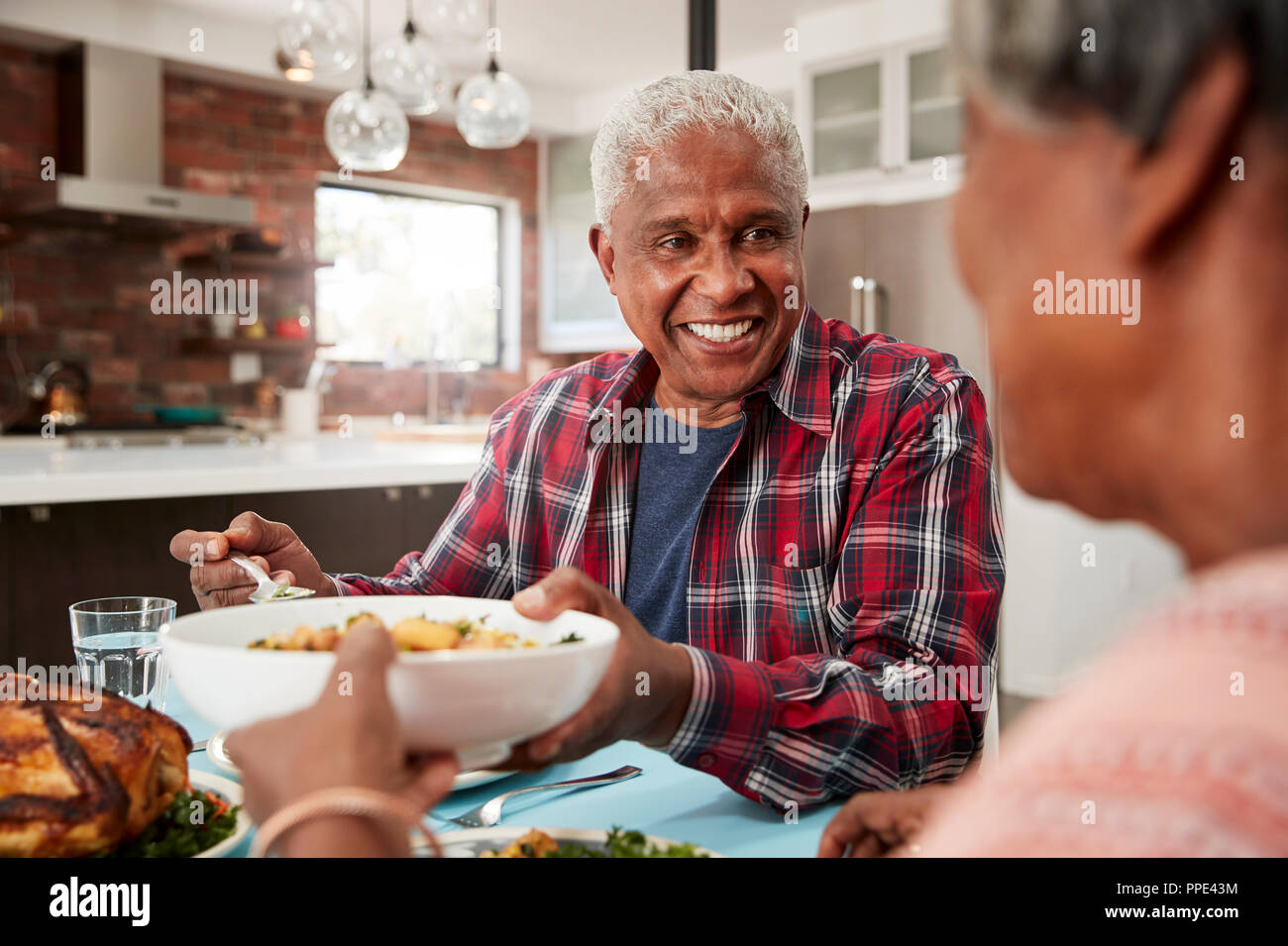 Seniors eating at table hi-res stock photography and images - Alamy