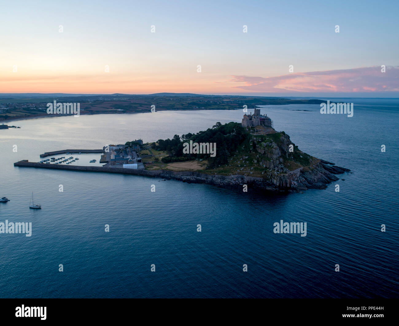 St Michaels Mount Cornwall with the sun rising in the background Stock ...