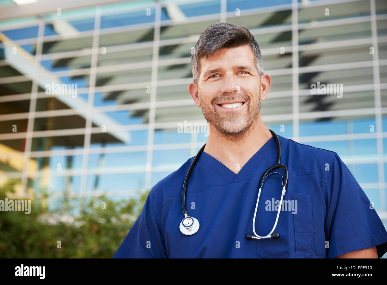 Middle aged worker smiling hi-res stock photography and images - Alamy
