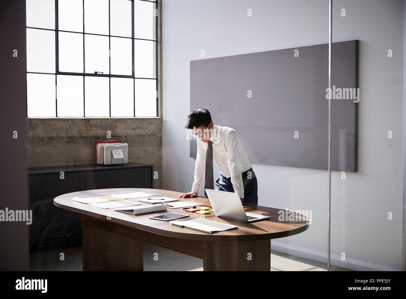 Alone desk hi-res stock photography and images - Alamy