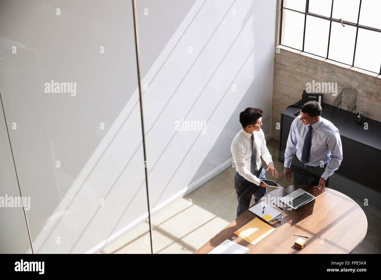 Two person discussion hi-res stock photography and images - Alamy