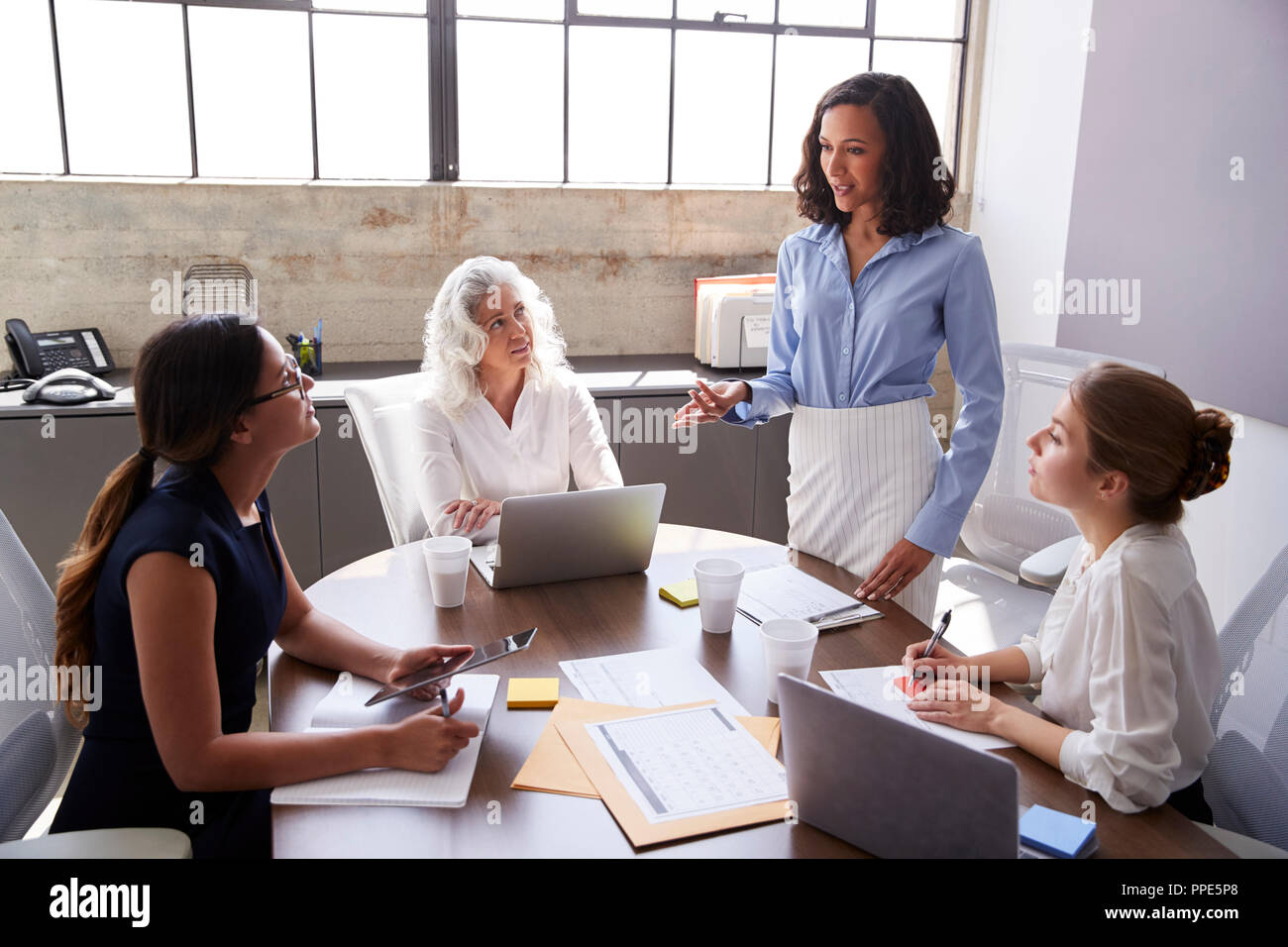Black female boss stands talking hi-res stock photography and images ...