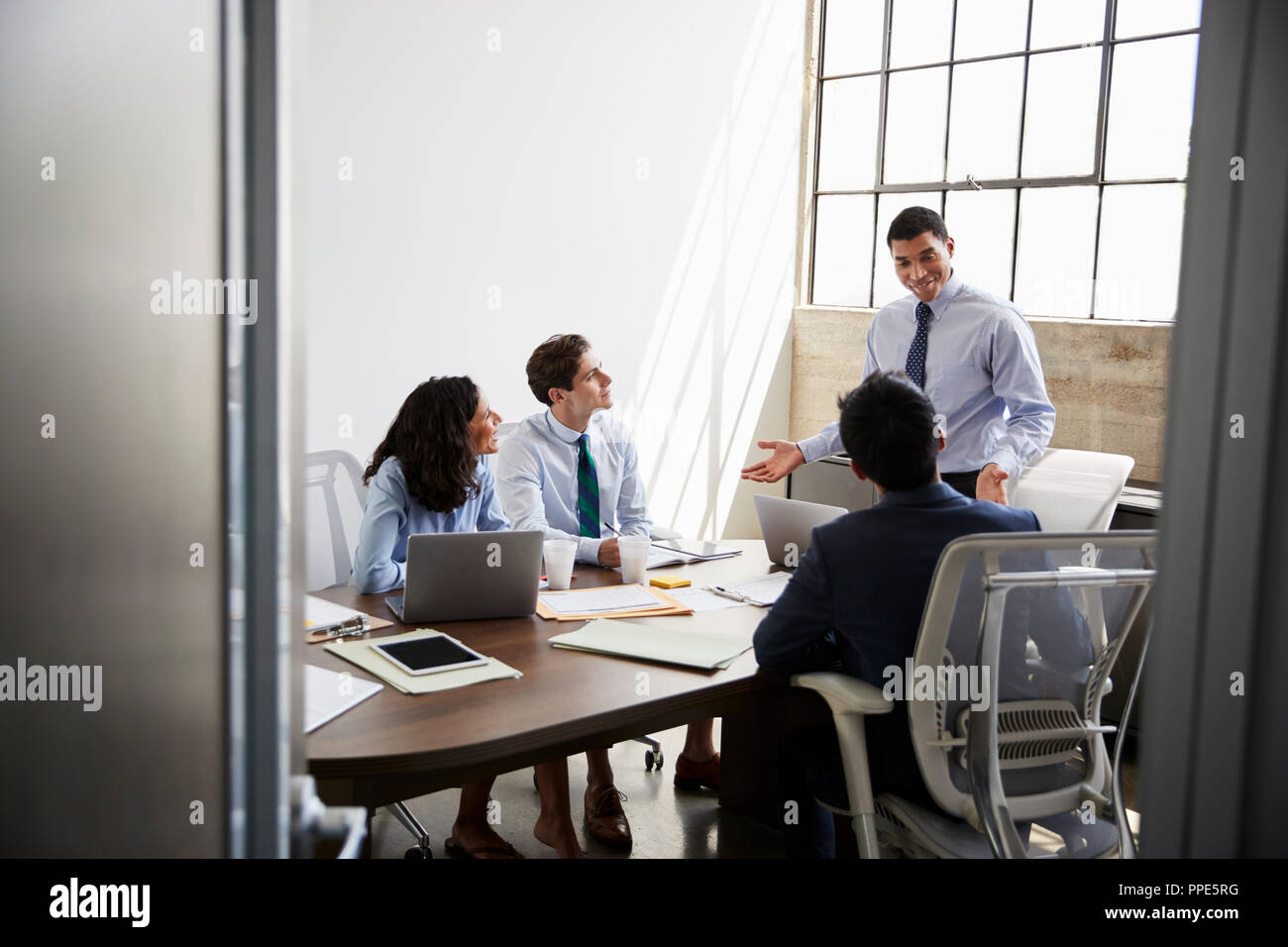 Person addressing a group hi-res stock photography and images - Alamy