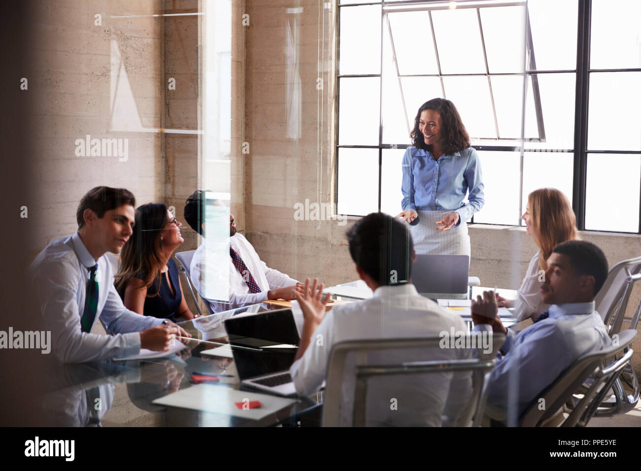 Seen addressing meeting hi-res stock photography and images - Alamy