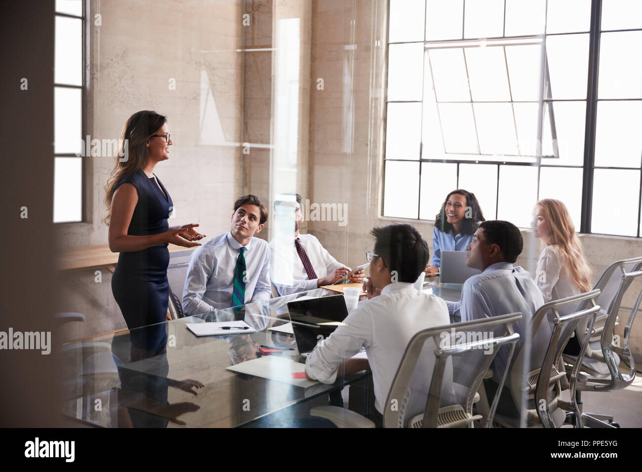 Seen addressing meeting hi-res stock photography and images - Alamy