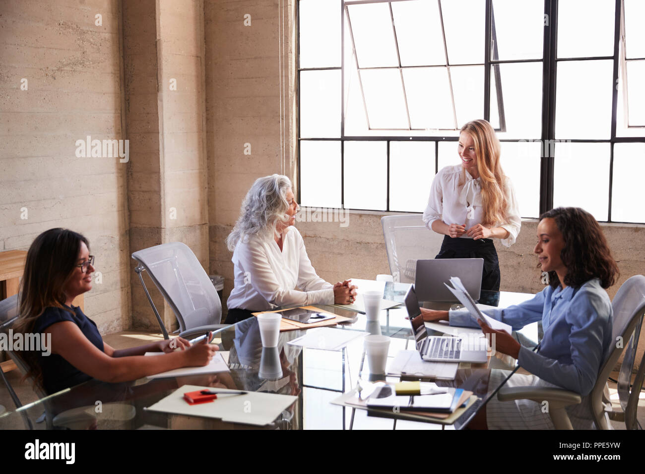 Black female boss stands talking hi-res stock photography and images ...