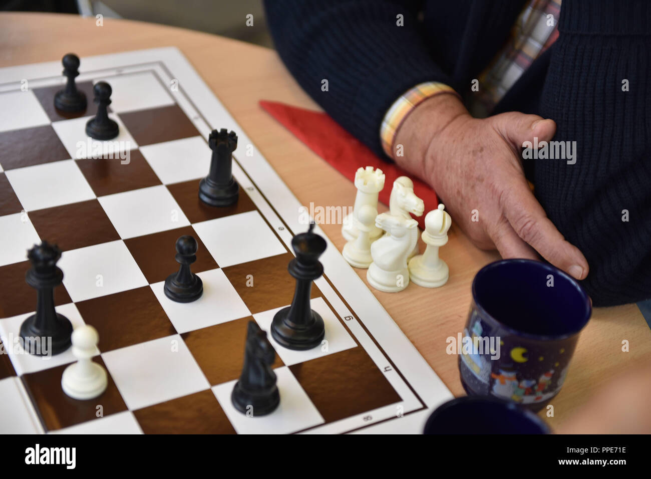 Old man playing chess in munich hi-res stock photography and images - Alamy