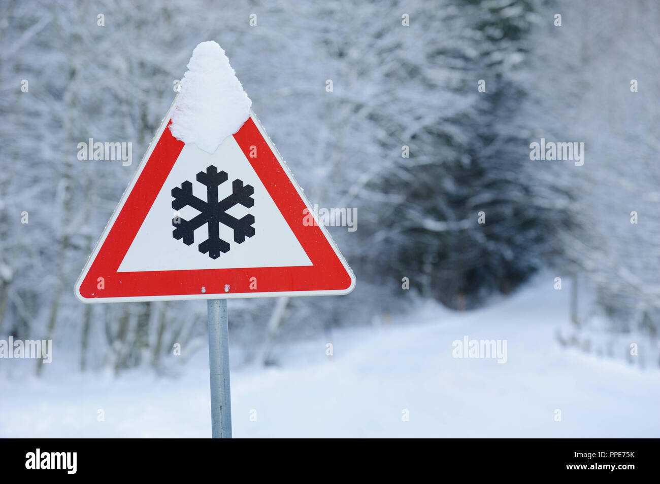 Traffic sign warns of snow and ice Stock Photo - Alamy