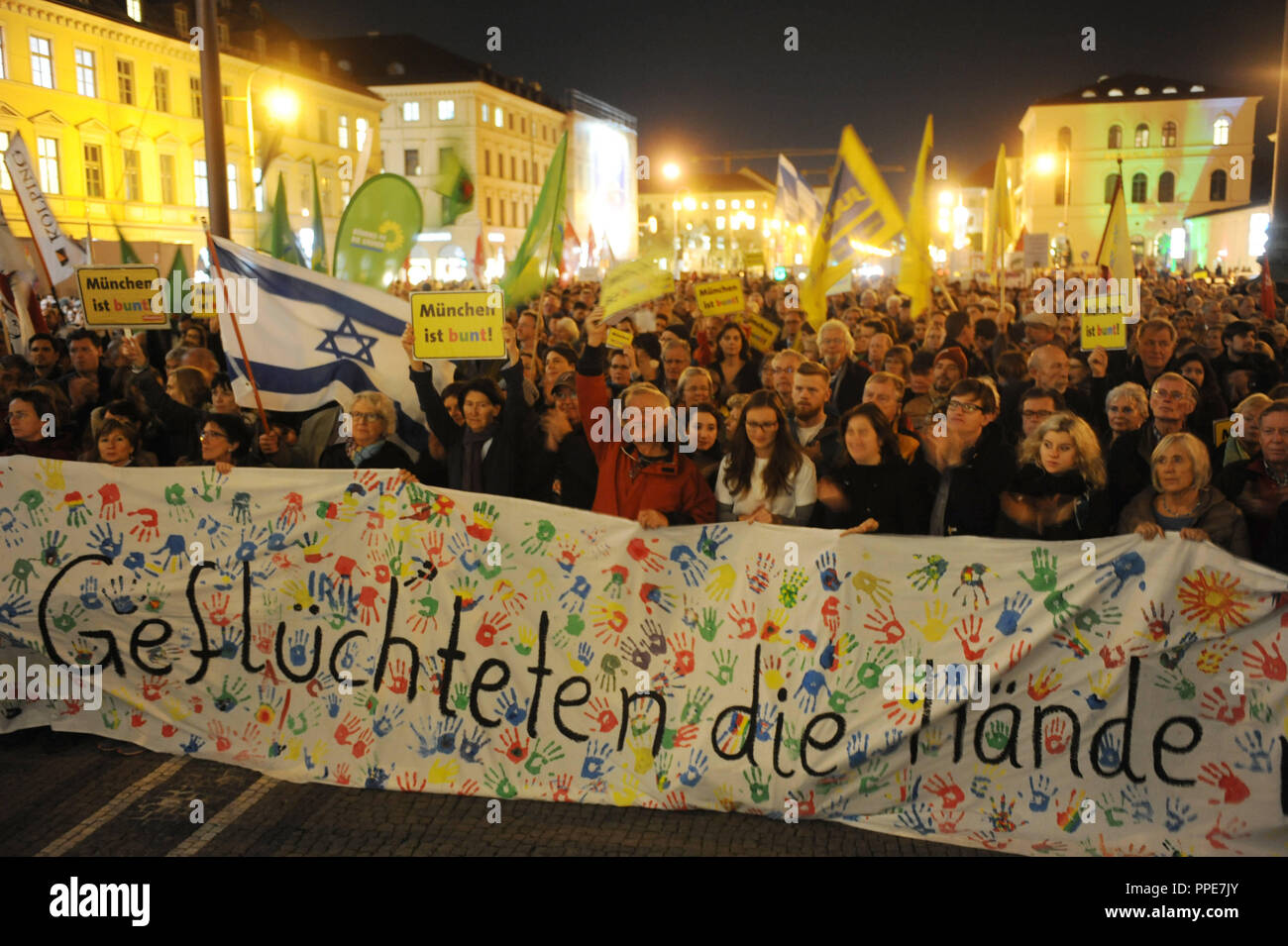 At a rally in front of the Feldherrnhalle on Odeonsplatz are ...