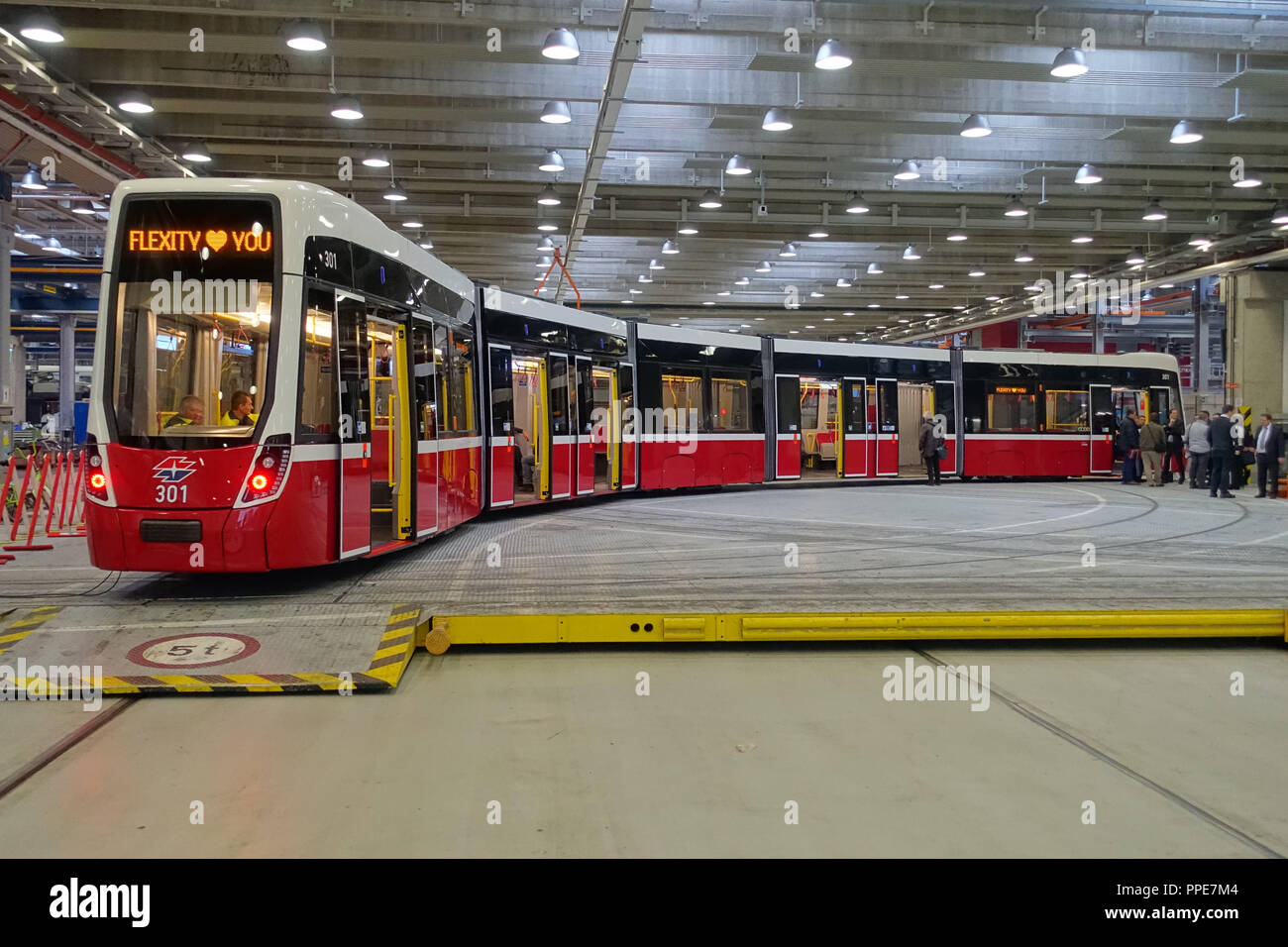 Wien, Praesentation der neuen Strassenbahn Bombardier Flexity - Vienna ...