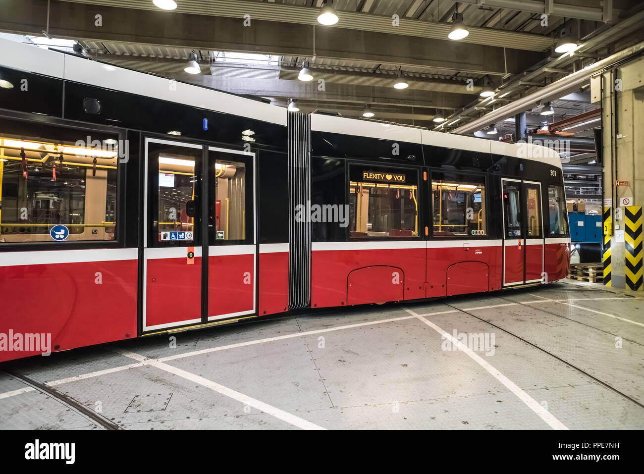 Wien, Praesentation der neuen Strassenbahn Bombardier Flexity - Vienna ...