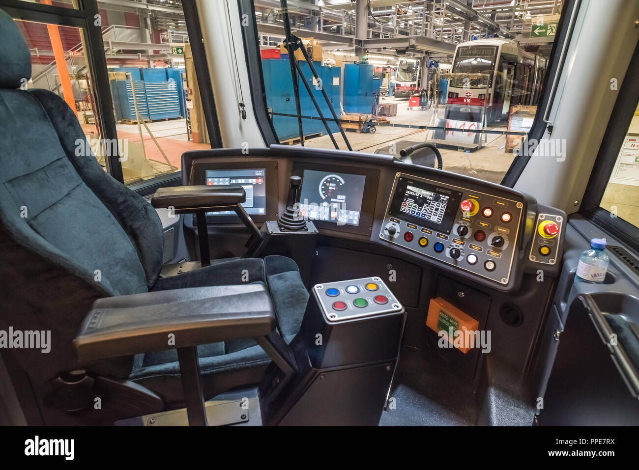 Wien, Praesentation der neuen Strassenbahn Bombardier Flexity - Vienna ...