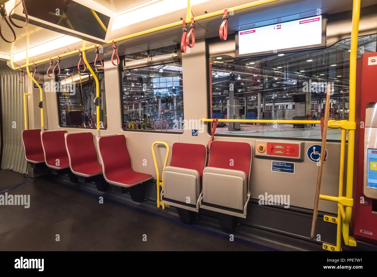 Wien, Praesentation der neuen Strassenbahn Bombardier Flexity - Vienna ...