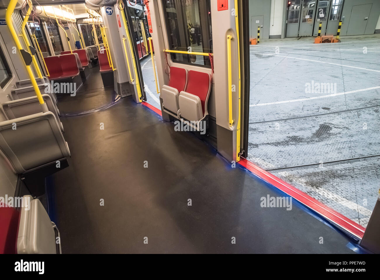 Wien, Praesentation der neuen Strassenbahn Bombardier Flexity - Vienna ...