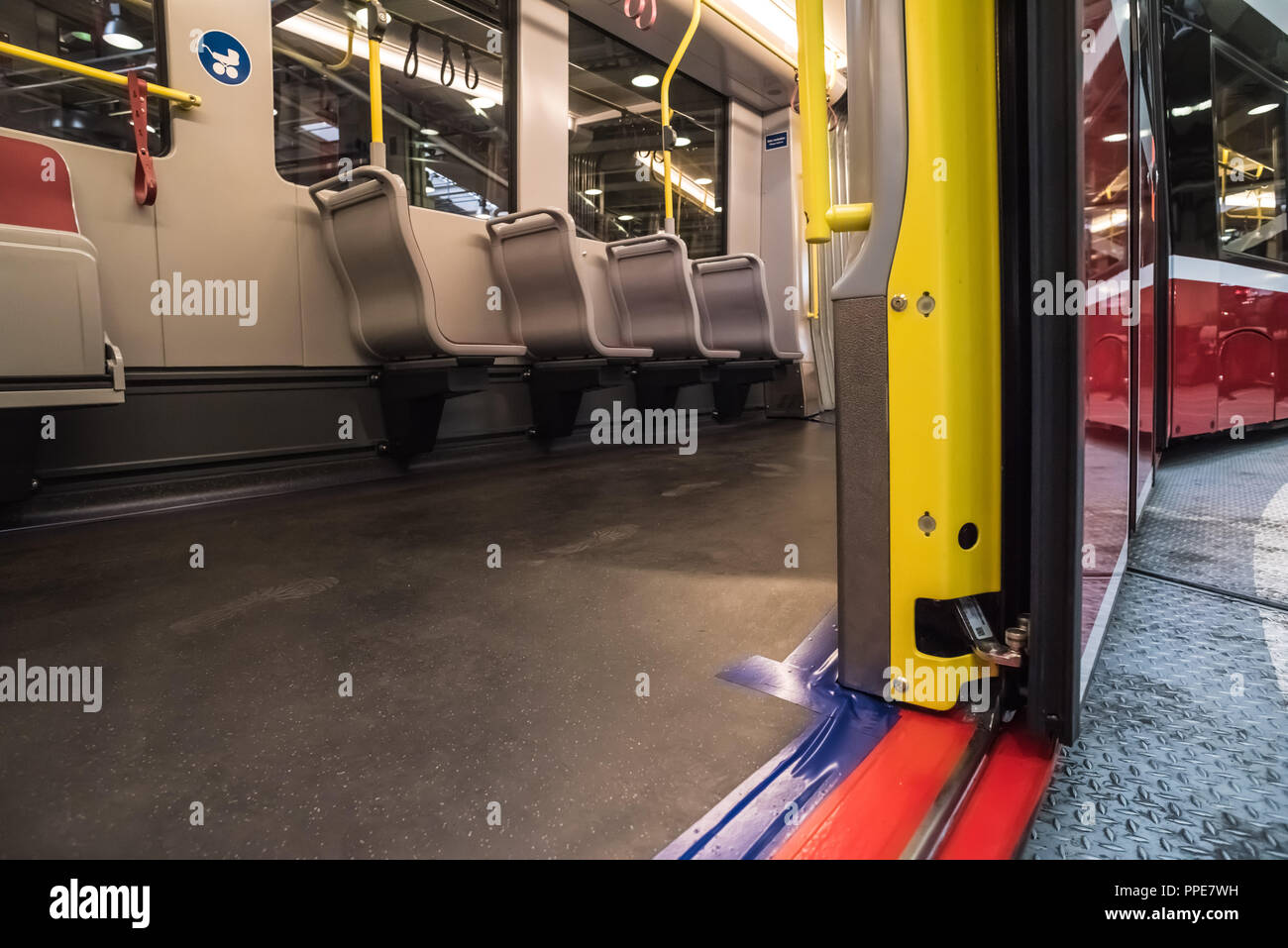 Wien, Praesentation der neuen Strassenbahn Bombardier Flexity - Vienna ...