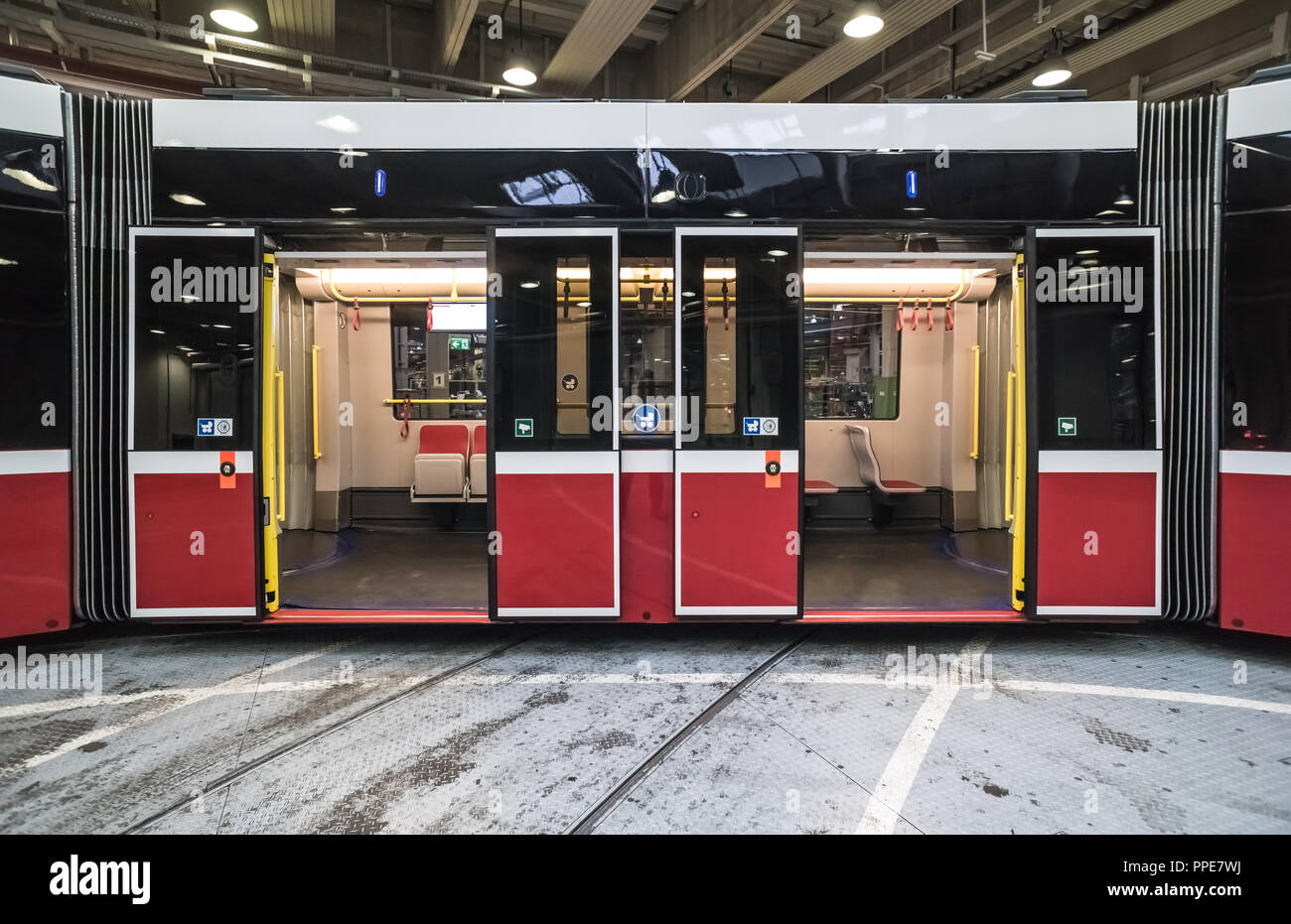 Wien, Praesentation der neuen Strassenbahn Bombardier Flexity - Vienna ...