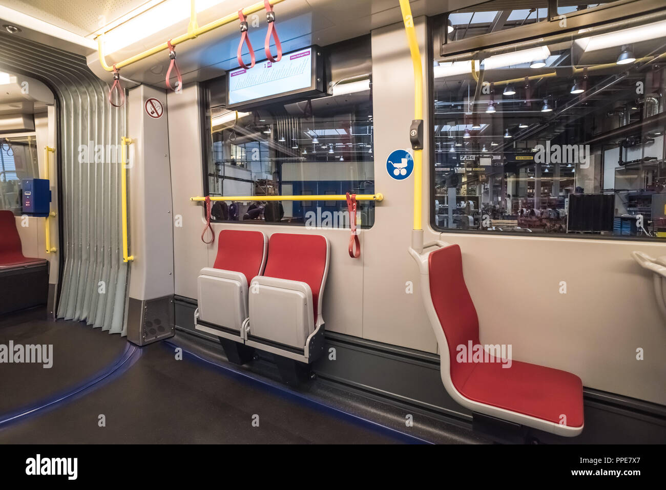 Wien, Praesentation der neuen Strassenbahn Bombardier Flexity - Vienna ...