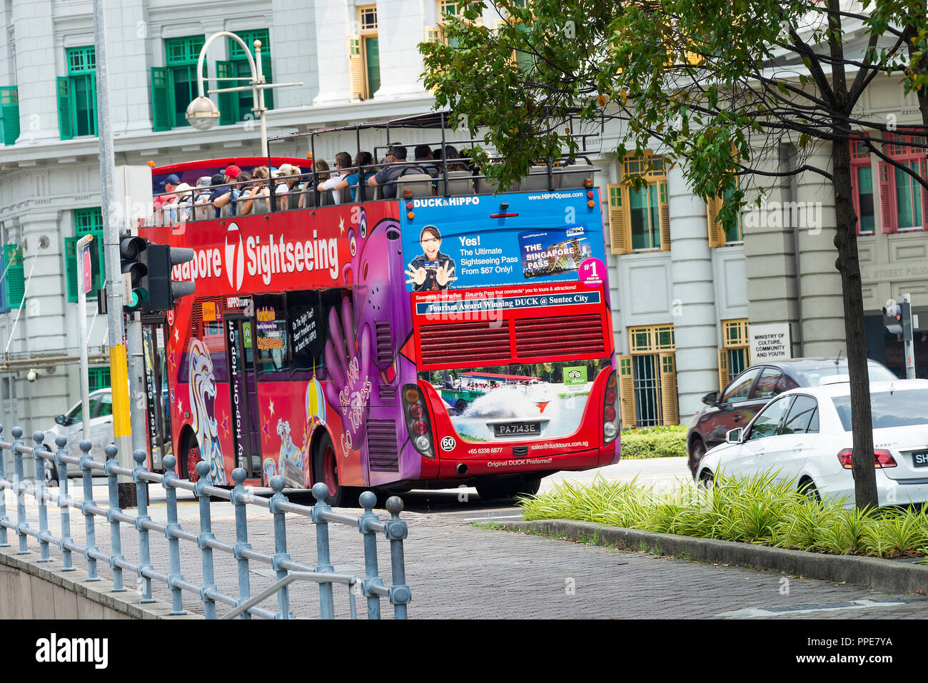 Singapore tour bus tourist hi-res stock photography and images - Alamy
