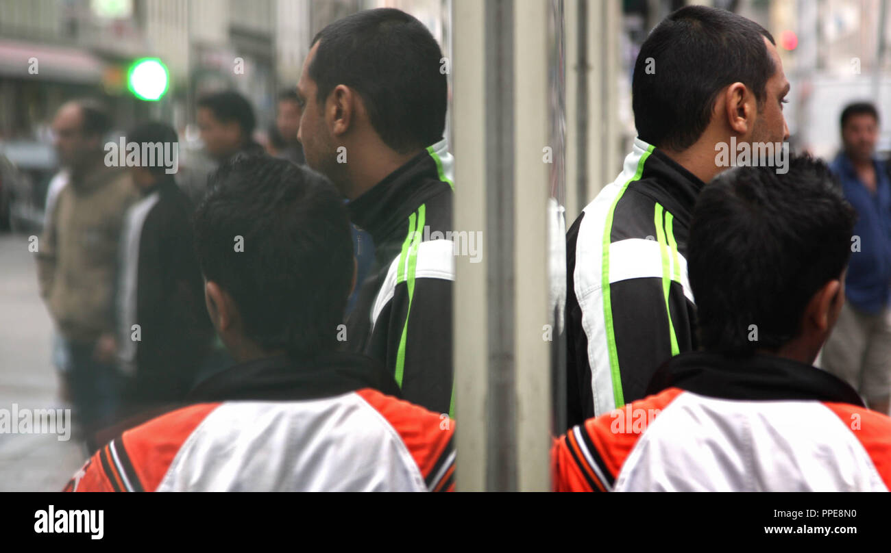 Day and laborers and waiting hi-res stock photography and images - Alamy