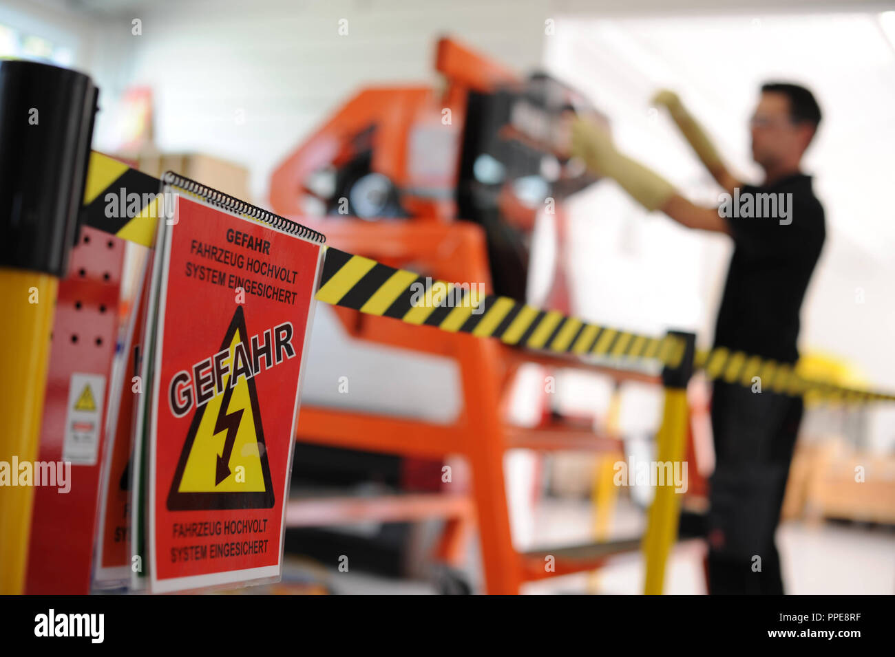 Employee in the first service station of the Californian electric car ...