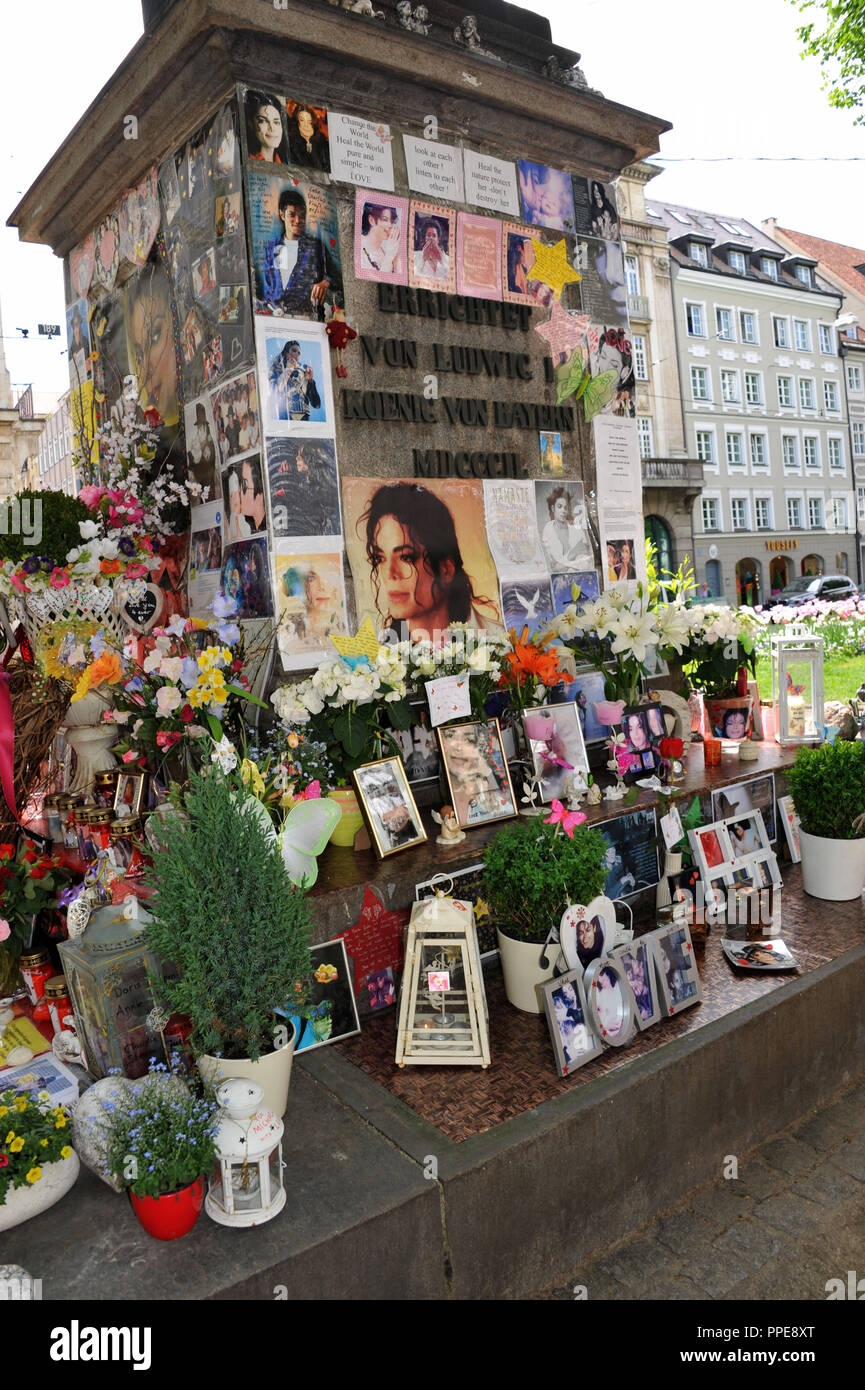 Impromptu memorial set up by fans of Michael Jackson at the monument of ...