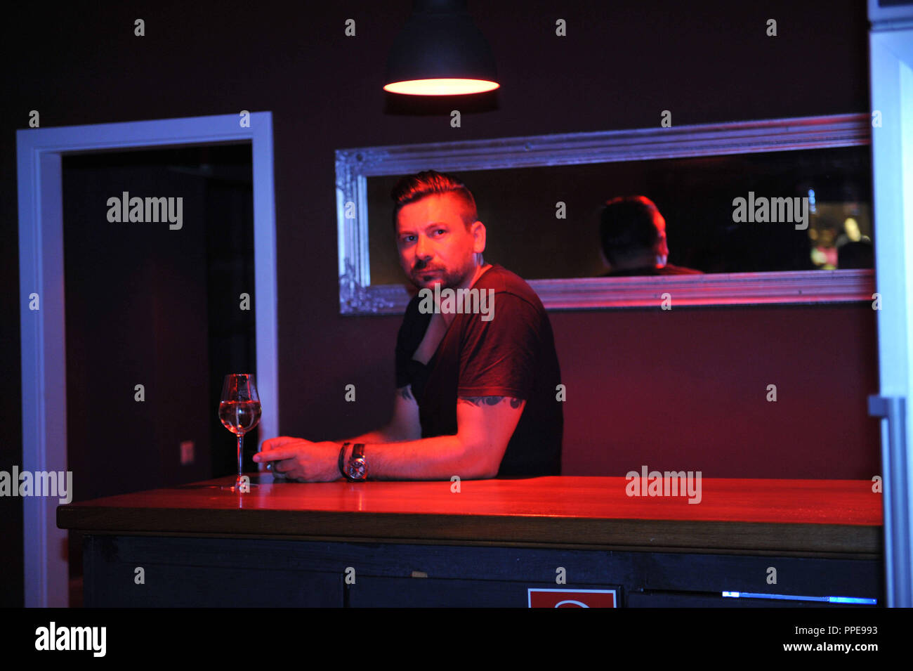 Guest at the counter of the bar "Baby Jane" at Reichenbachstrasse 37 in ...