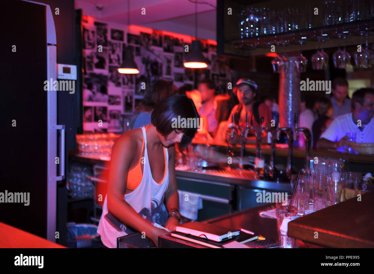 Barmaid behind the counter of the "Baby Jane" bar at Reichenbachstrasse ...