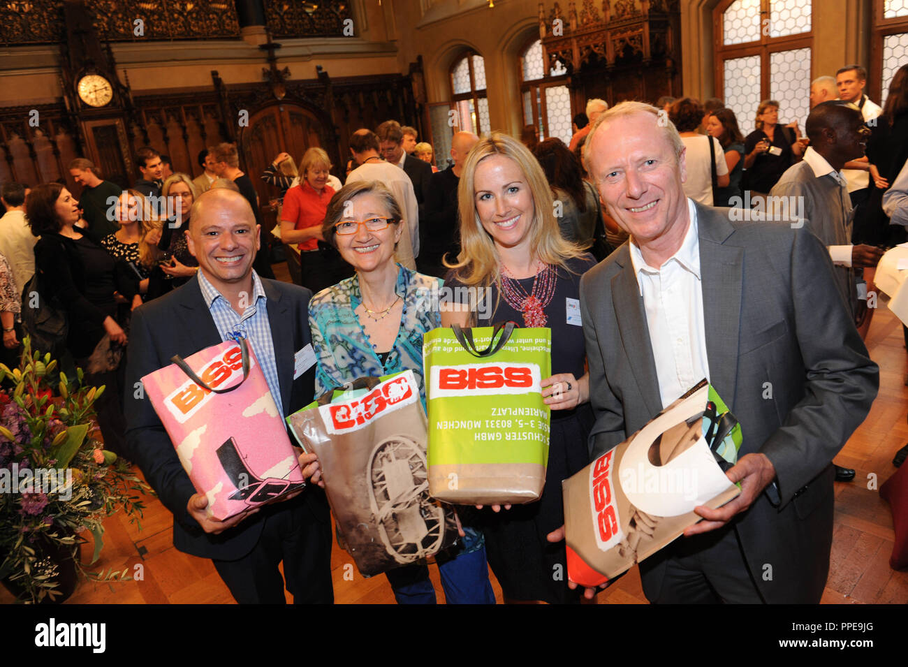 Newspapers from around the world hi-res stock photography and images ...