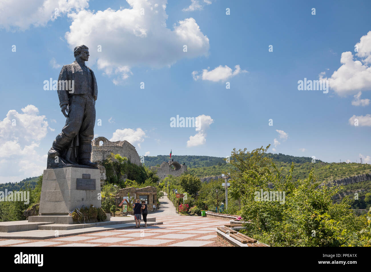 People admiring monument hi-res stock photography and images - Alamy
