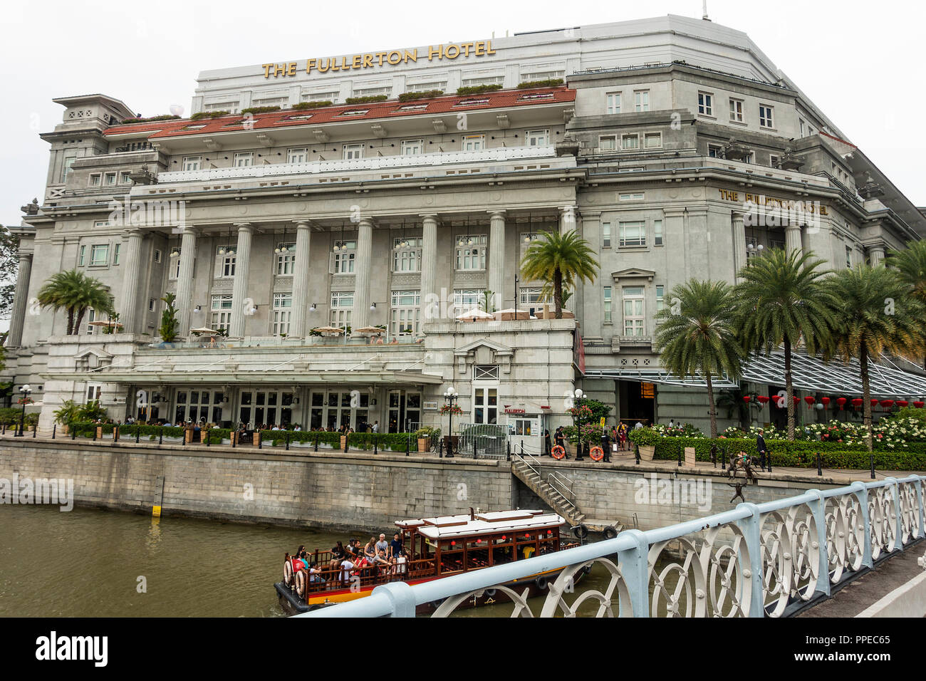 The Luxurious Fullerton Hotel Overlooking Marina Bay and The Singapore ...