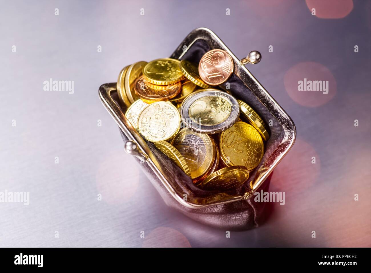 Wallet filled with many coins | usage worldwide Stock Photo - Alamy