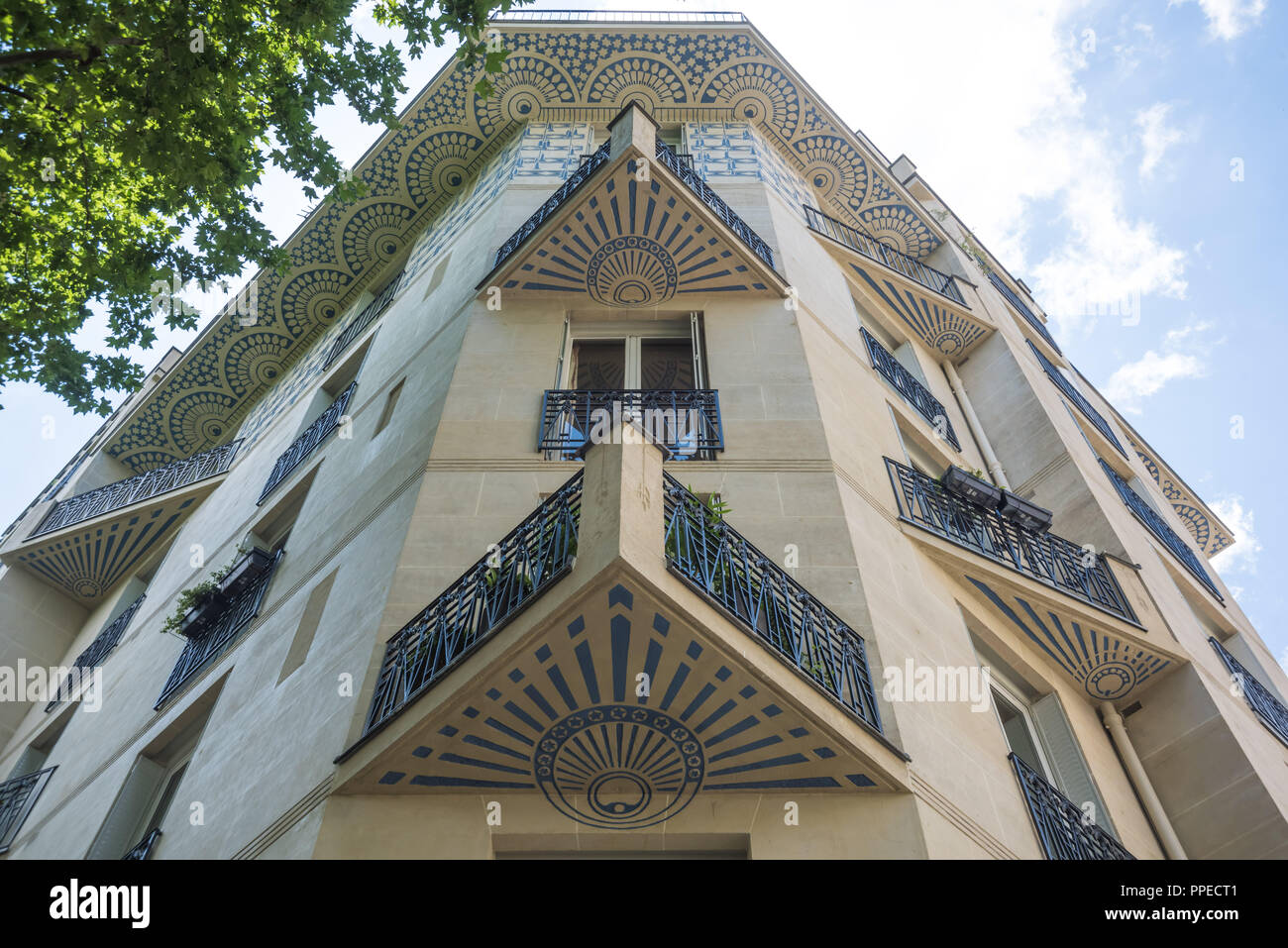 Paris art deco hi-res stock photography and images - Alamy